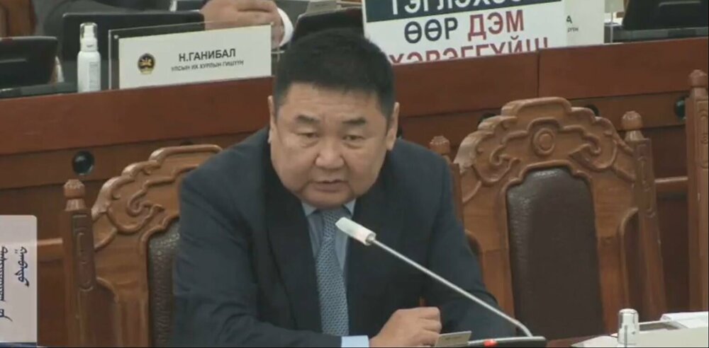Д Ганбат Хурлын дарга нь индэр дээрээс П гэж хэлээд л та нар ийм хүмүүс